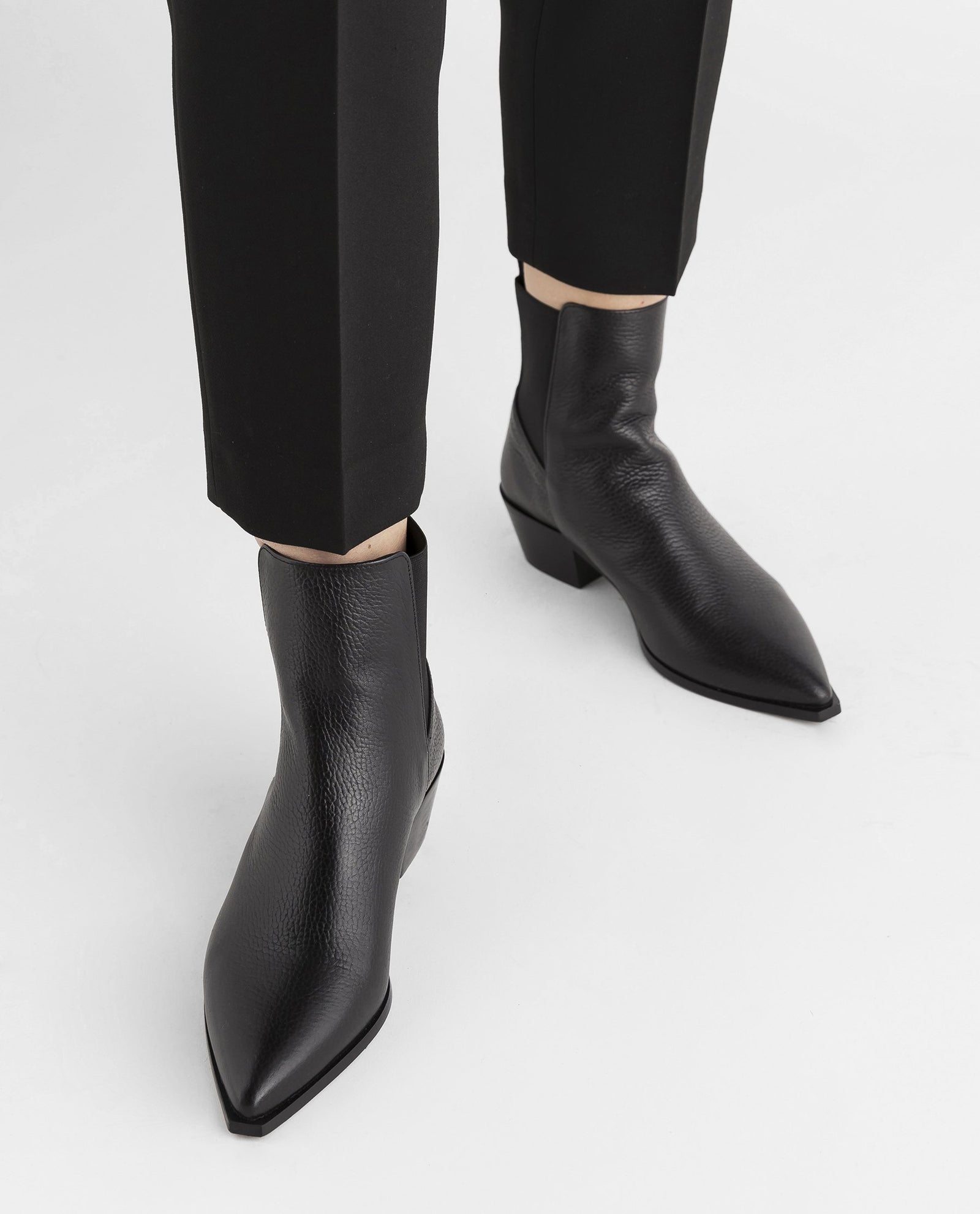 FLATTERED WILLOW LEATHER BLACK BOOTS