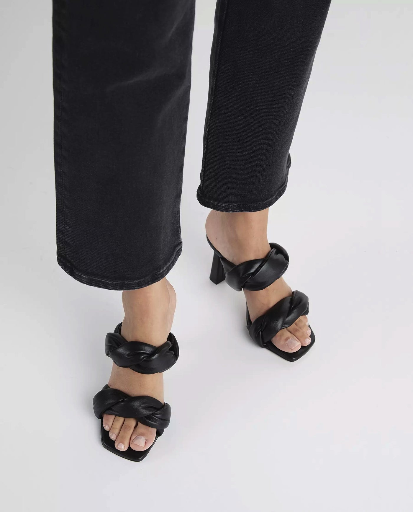 FLATTERED RIVER LEATHER BLACK HEELED SANDALS